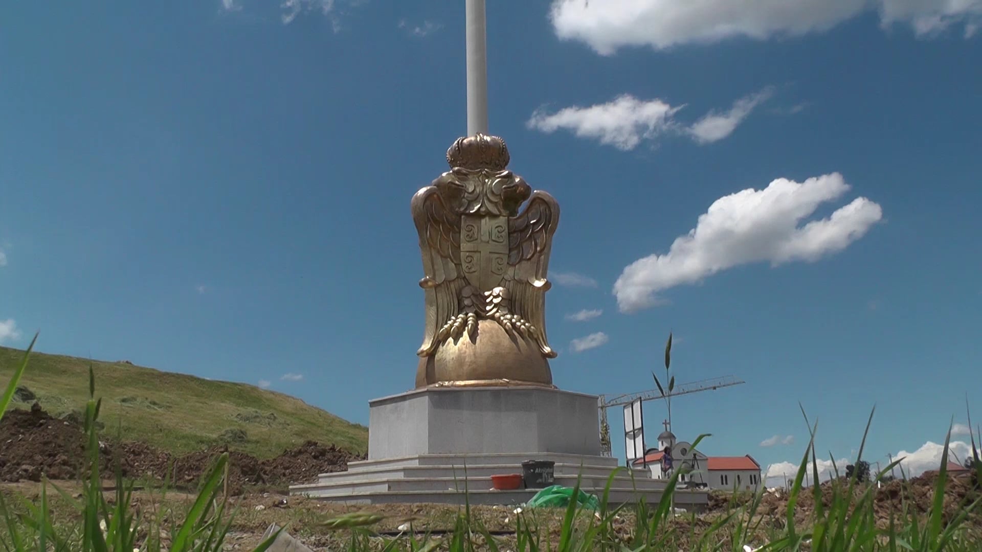 Jarbol sa zastavom Srbije u okviru kompleksa na Bagdali - još jedno ...